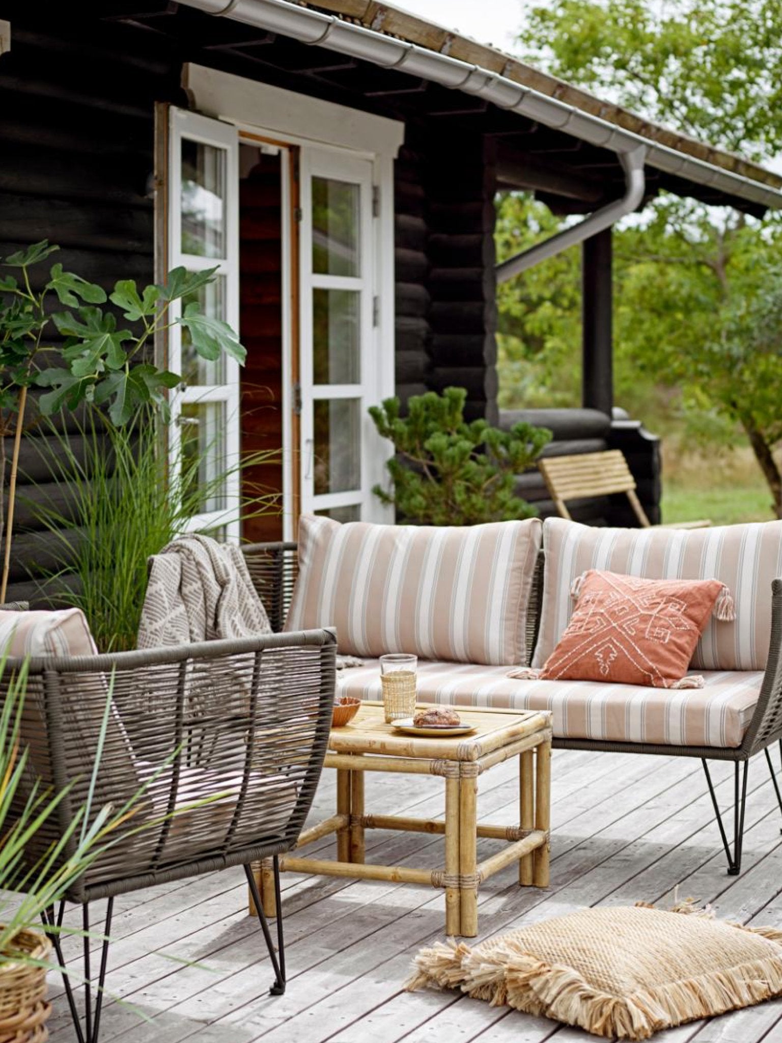 Deck chair with shade store